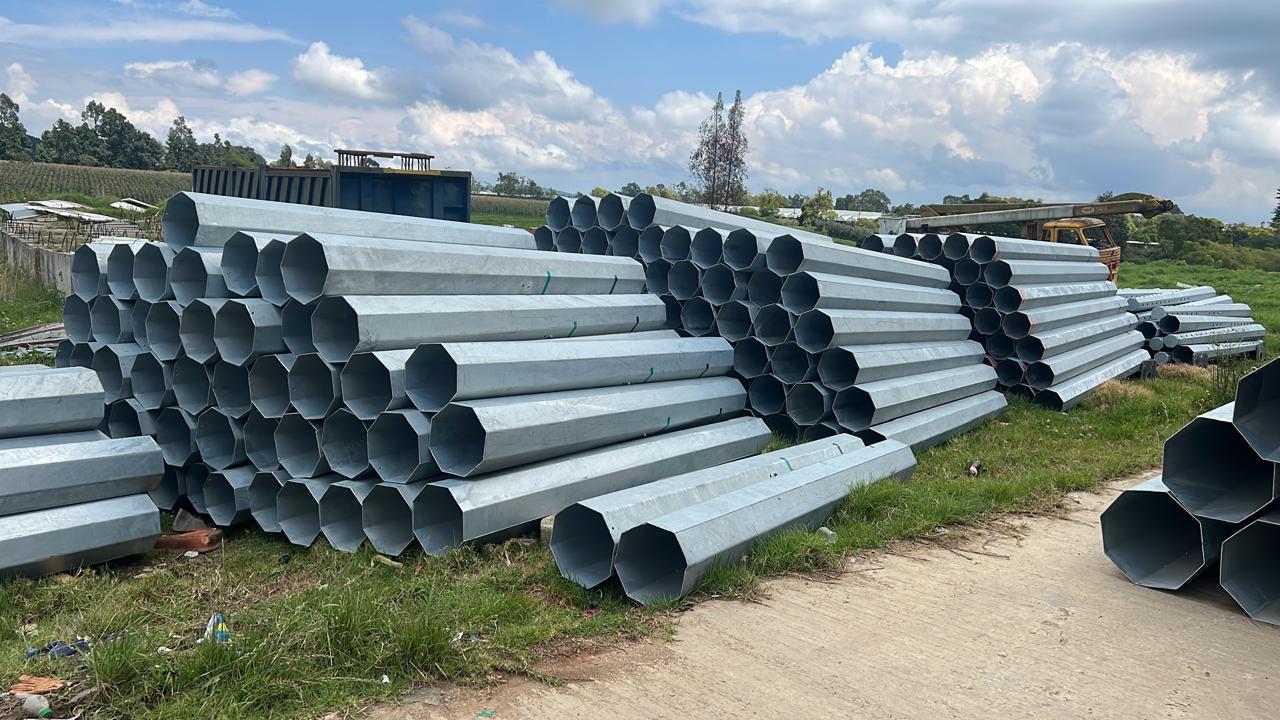 Tipos de Postes Eléctricos: Materiales y Resistencia - Ingemetal